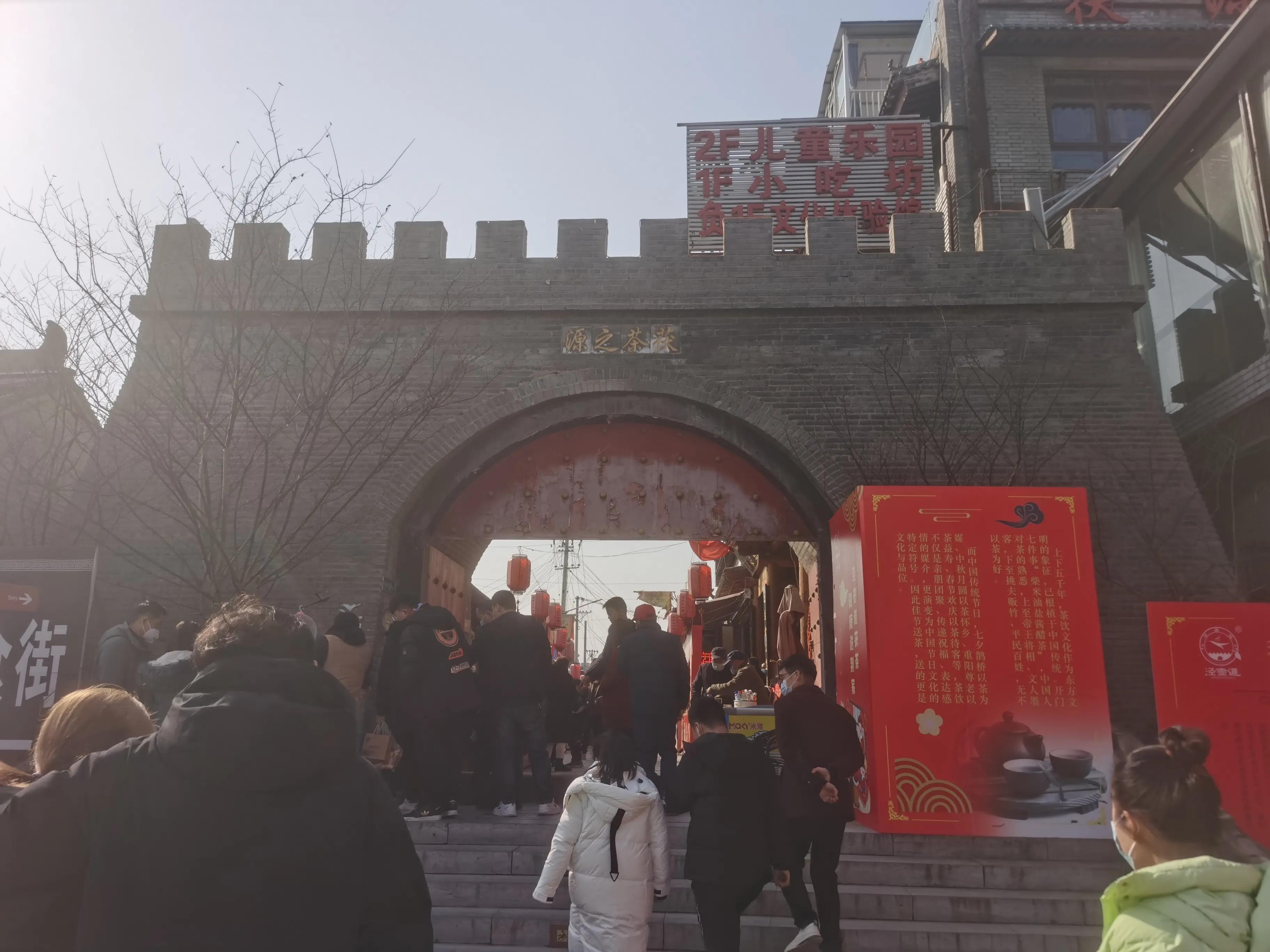 On the second day of the Chinese New Year, Fucha Town is crowded with ...