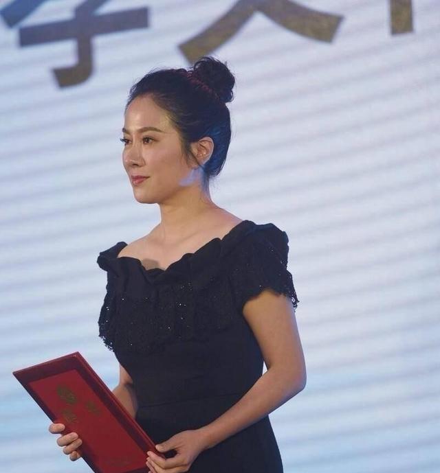 So beautiful! Ye Xuan's breasts hang down to her belly button. Who can ...