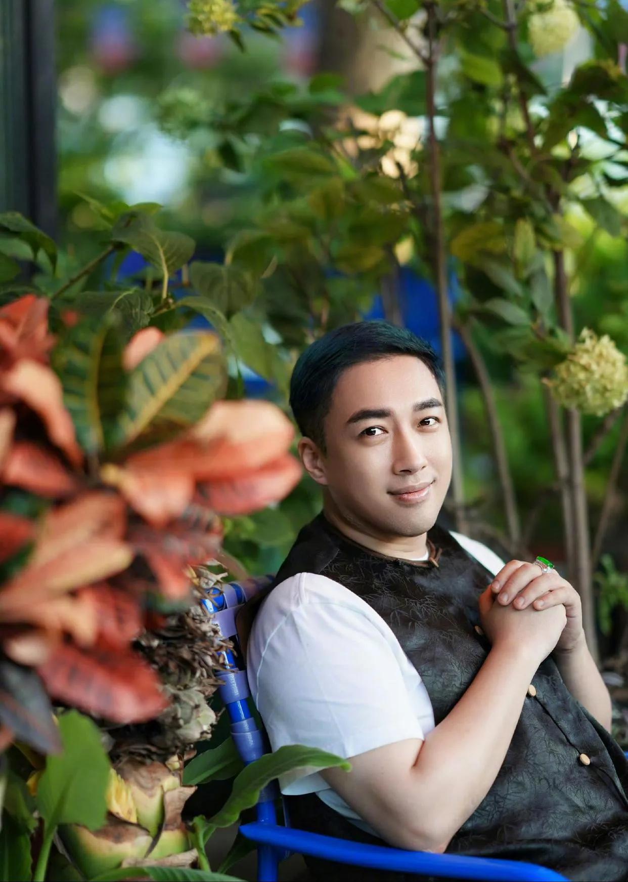 The photos Yu Zheng posted made him look like both Indian and Thai ...