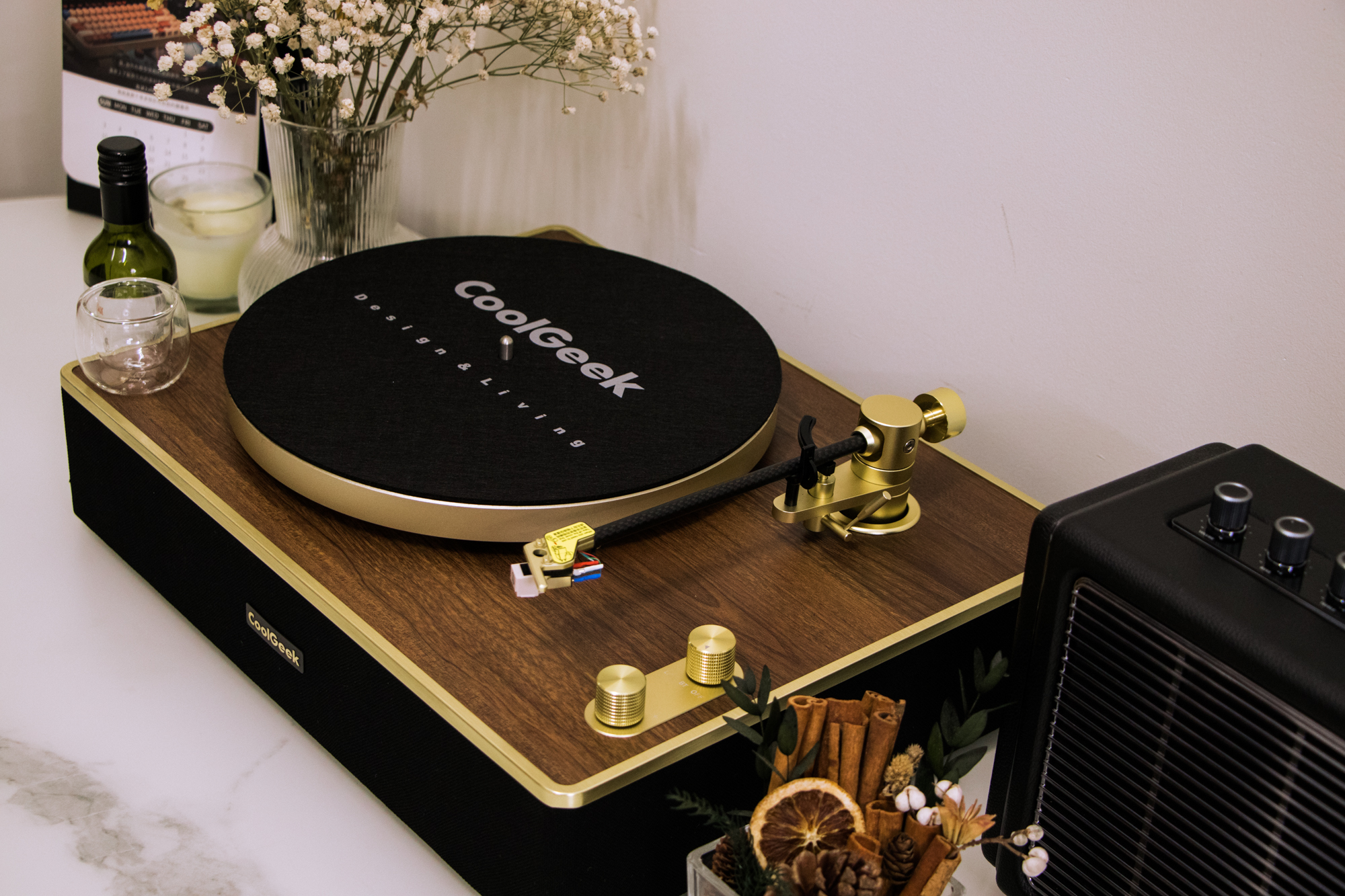 CoolGeek vinyl record player: a retro product in the digital age that ...