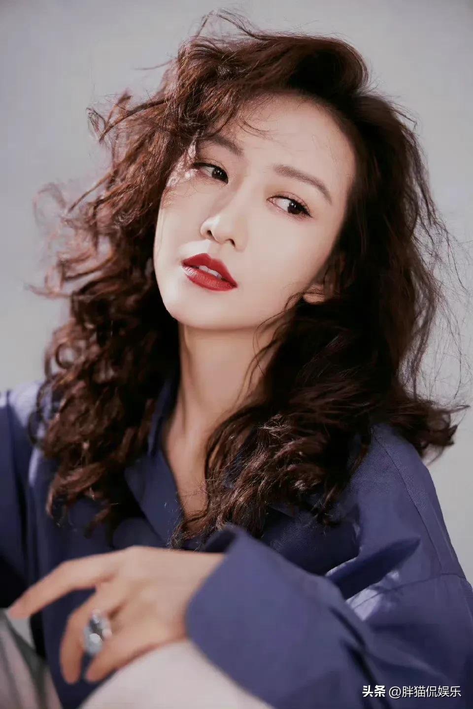 Wang Ou in a dark shirt with fluffy curly hair inadvertently reveals ...