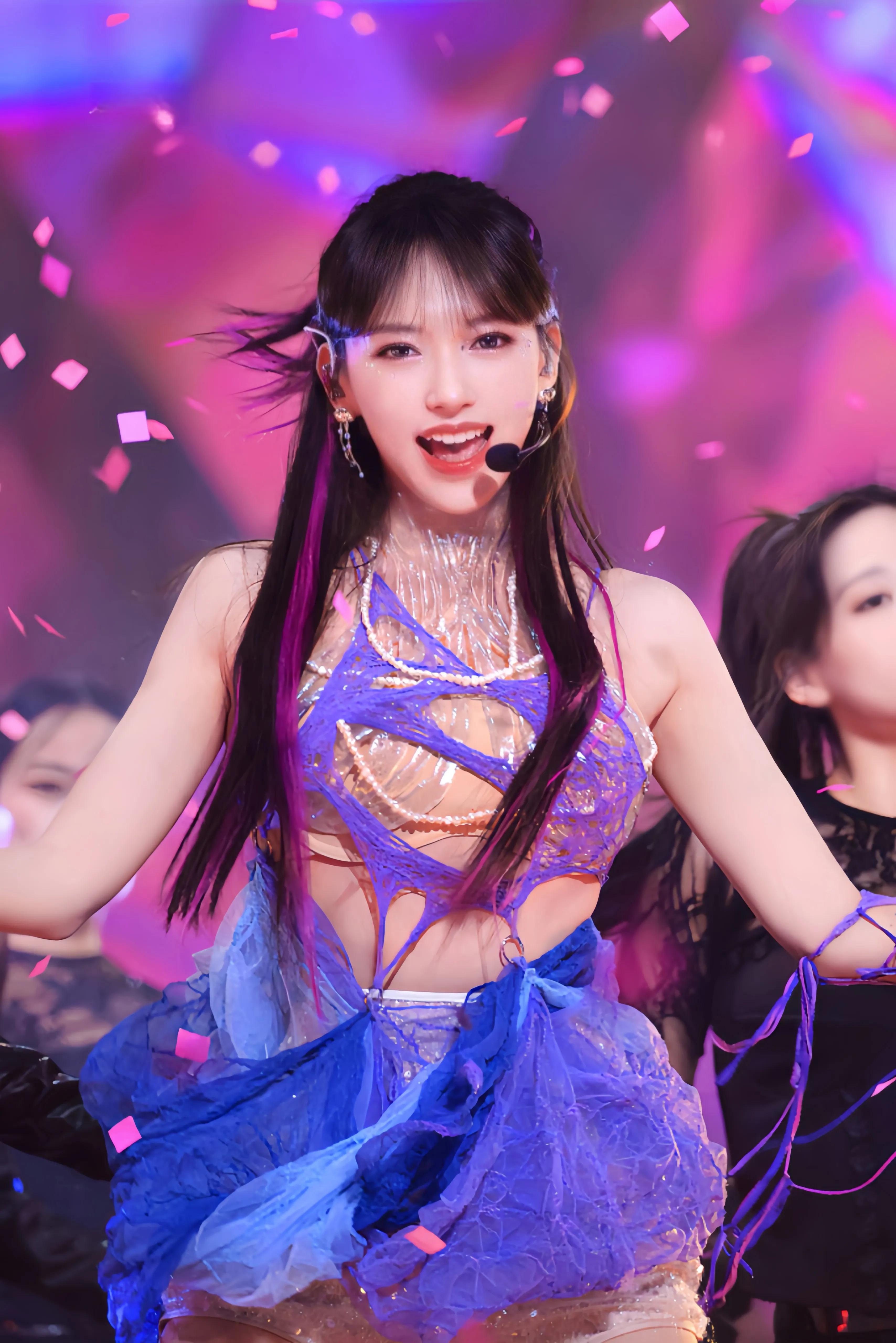 Cheng Xiao's blue and purple dress stunning Lehua family concert, the ...