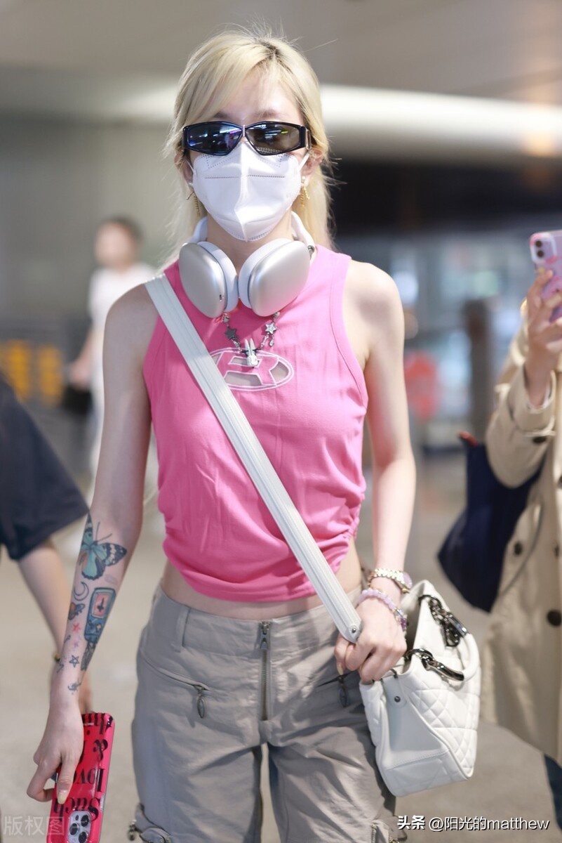 Naiwan appeared at the Shanghai Airport with a fashionable and eye ...