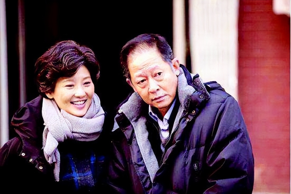 At the dinner table, Xu Fan brought food to Feng Xiaogang, Feng ...