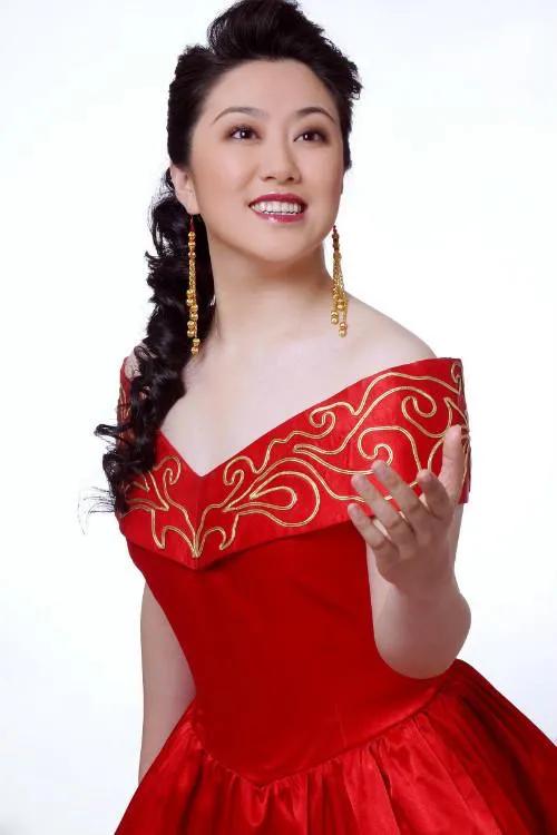 An analysis of the advantages and disadvantages of singer Wu Na's ...