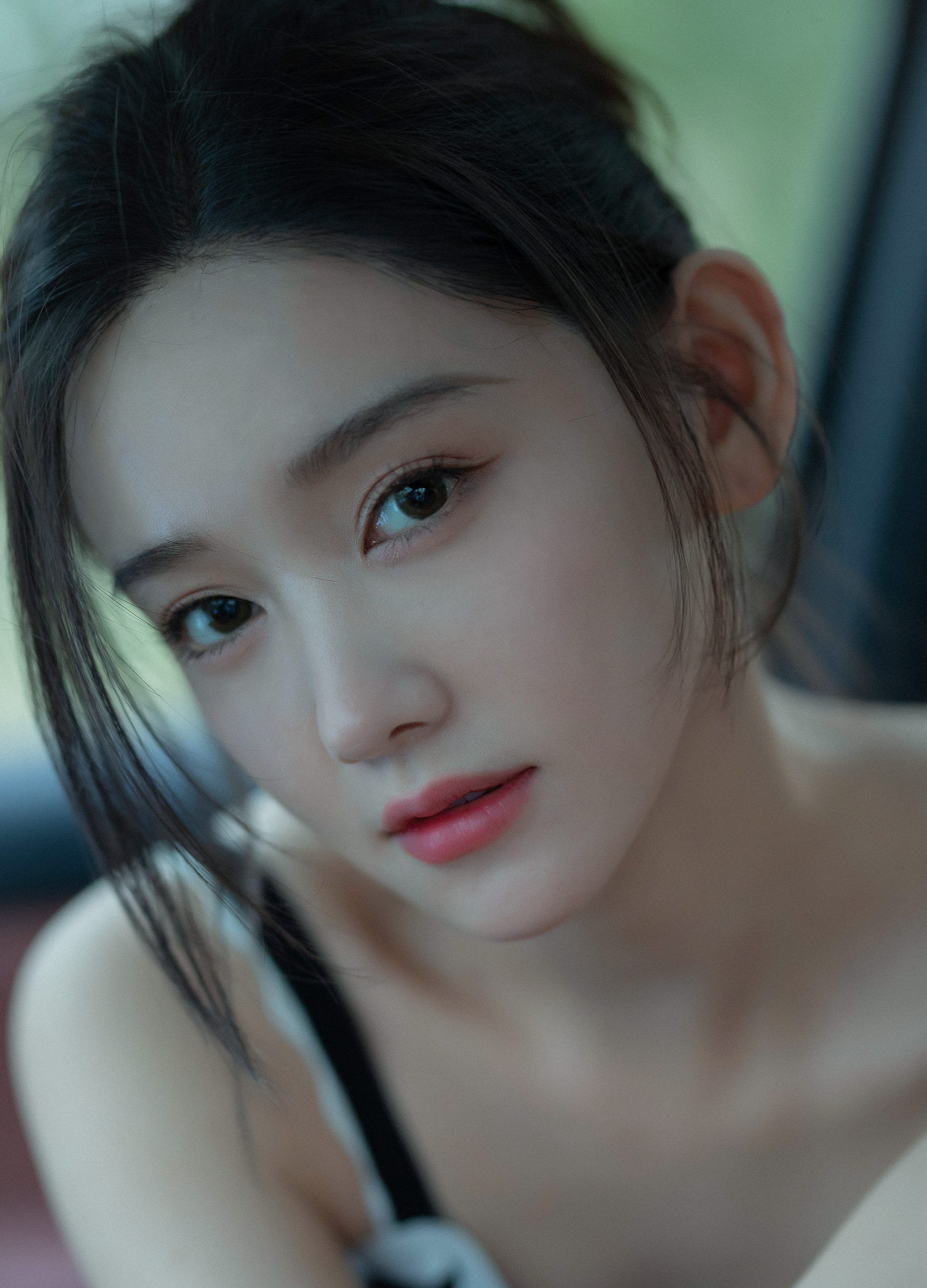 Li Muchen's playful photo in black suspenders - iNEWS