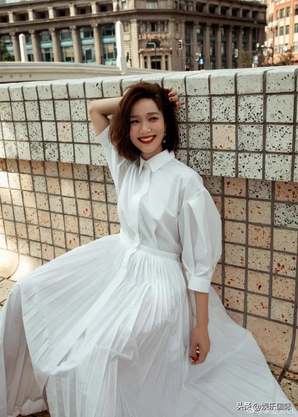 Li Yanan's autumn riverside photo wears a white shirt skirt and has an ...