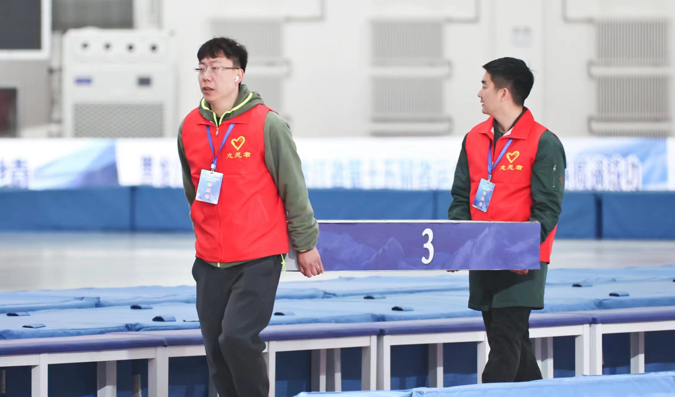 [Volunteer Service Team] Shining red stars on the speed skating arena ...