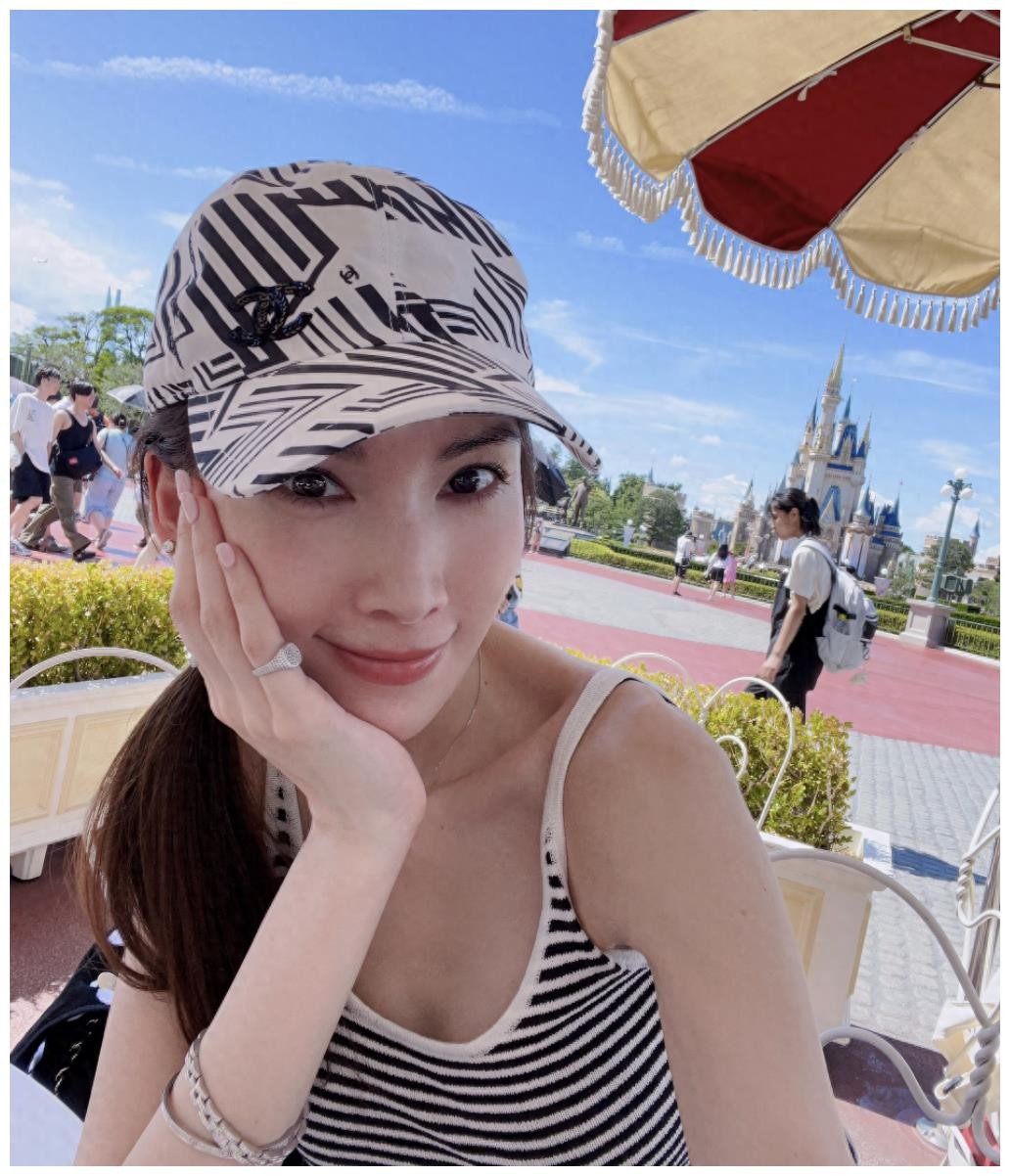 Chen Ruoyi and her son traveled to Disneyland in Japan. 13-year-old ...