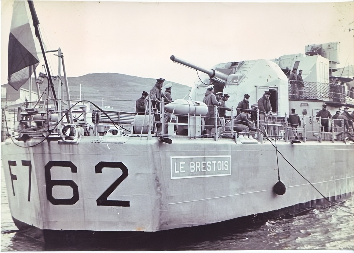 French 100mm compact naval gun - iNEWS