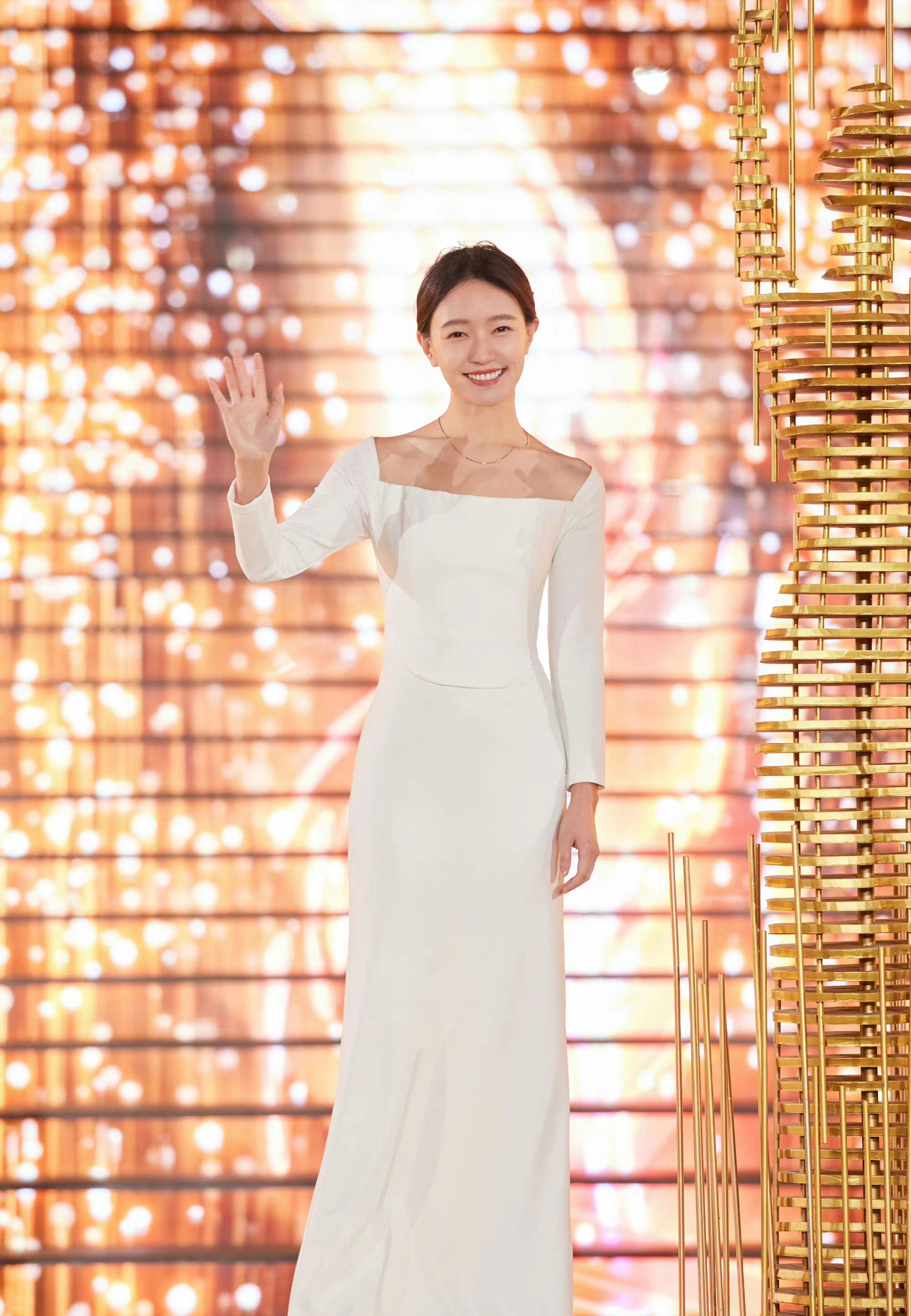 Jiao Junyan has long hair, her ponytail is gentle and quiet, and she ...