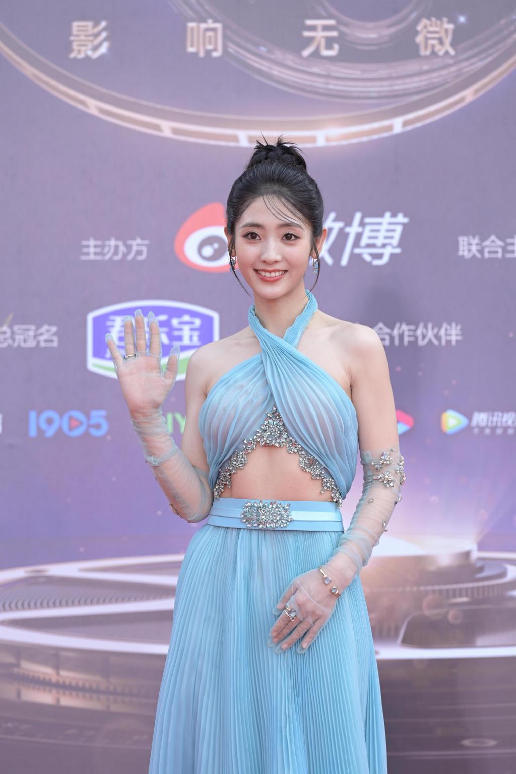"Sweet Pet Queen" Xing Fei, wearing a blue waistless skirt, full of ...