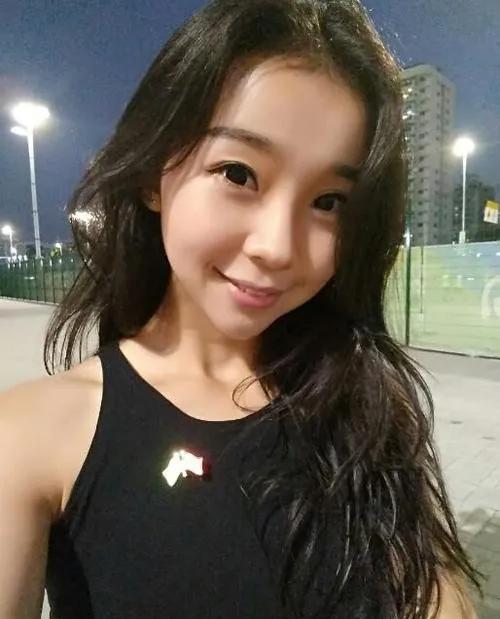 Female anchor Zhang Manyuan - iNEWS