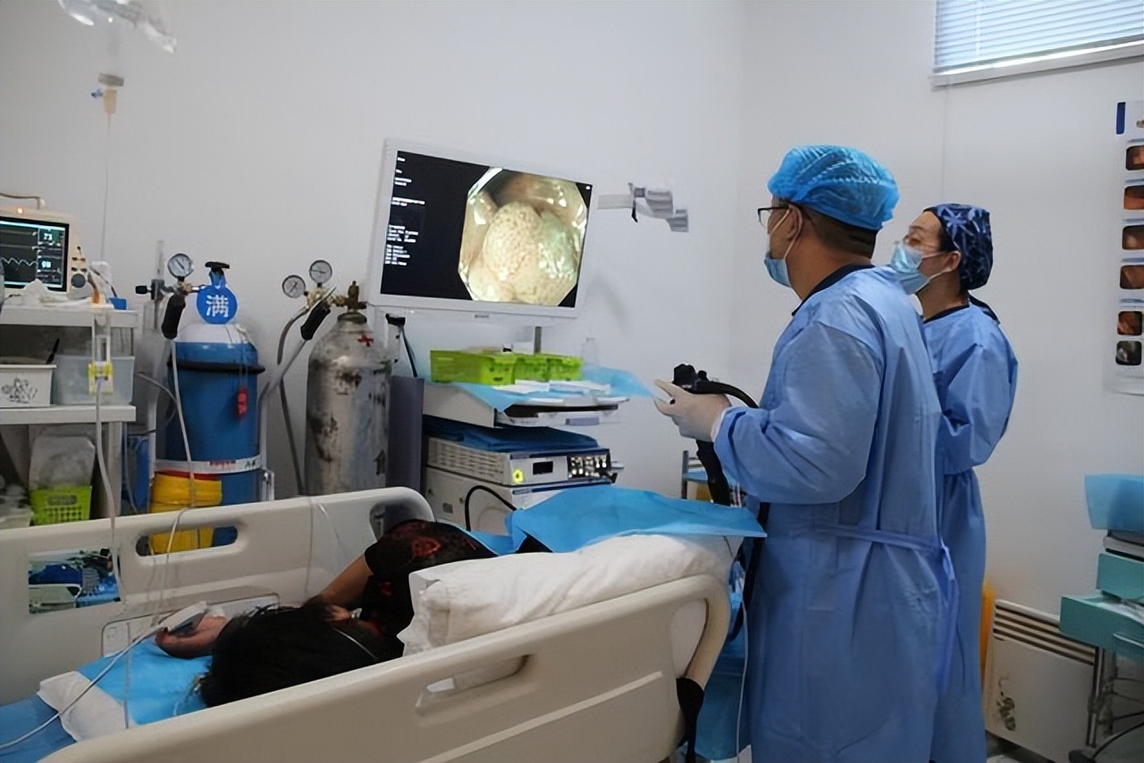 Do male doctors feel embarrassed when they perform "colonoscopy ...