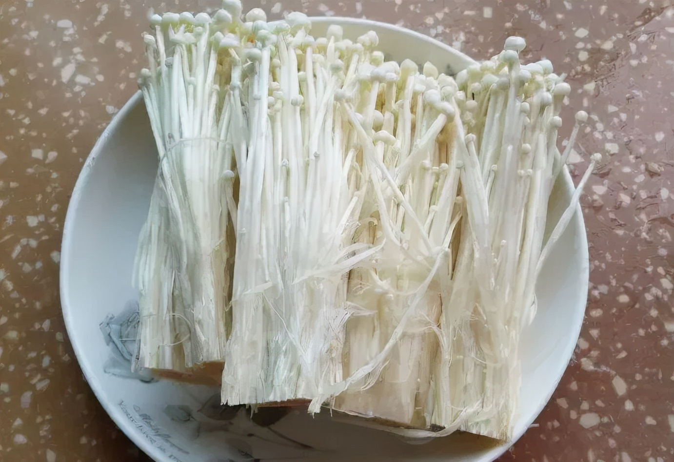 "Enoki Mushroom Steamed Loofah" is rich in garlic, tender and delicious ...
