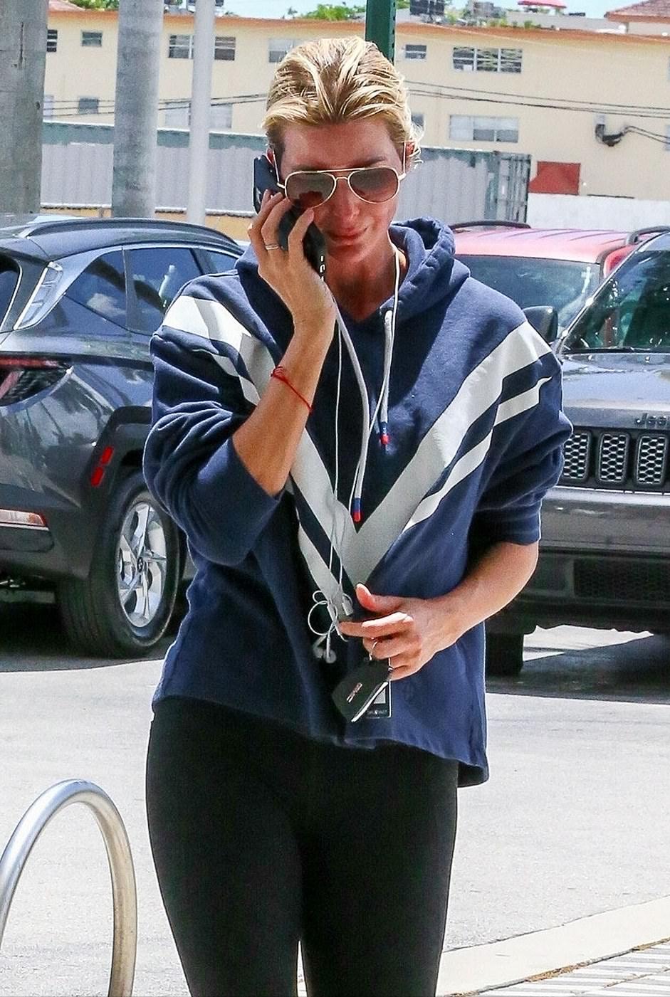 40-year-old Ivanka is so weak in tears in public!Brown sunglasses can't ...