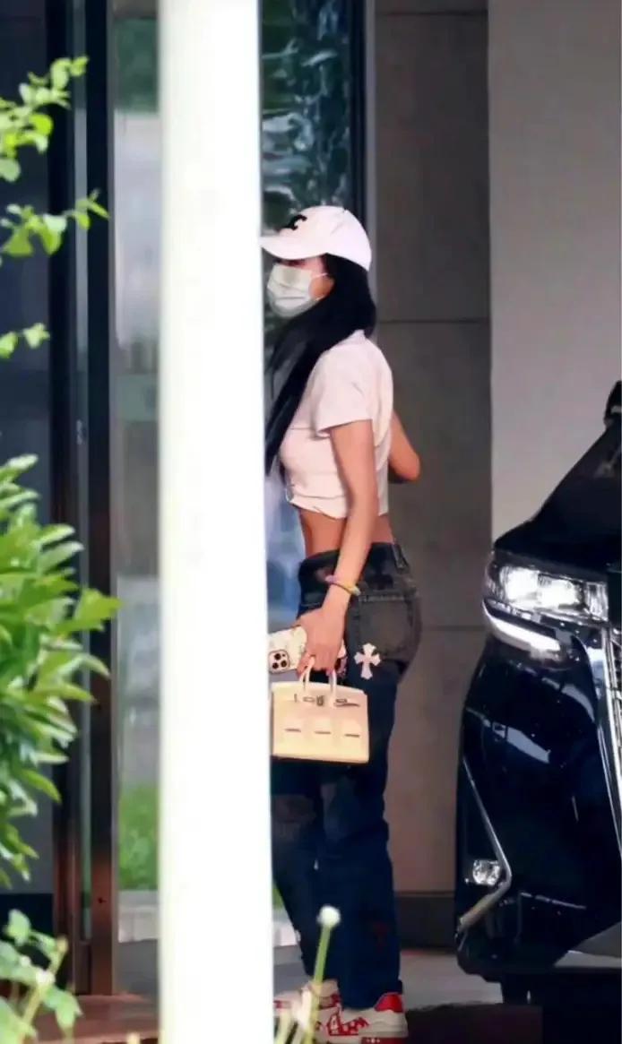 The baby plays with the little sponge, and the little sponge has grown ...