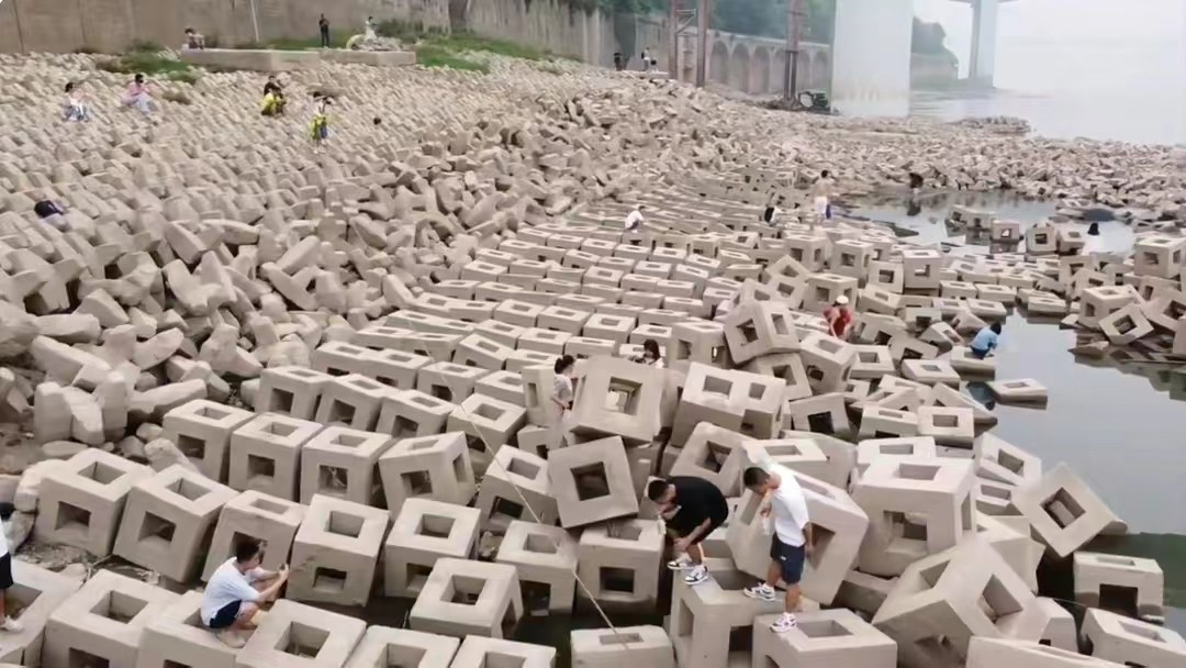 After the water level dropped along the Yangtze River, a "stone array ...