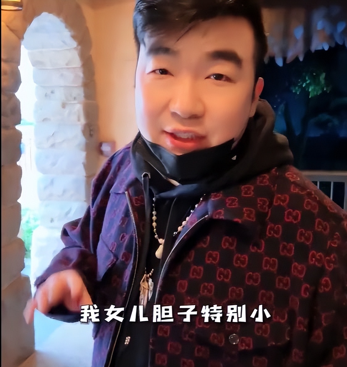 He Wenna's family went to Disneyland, and her daughter was afraid to go ...