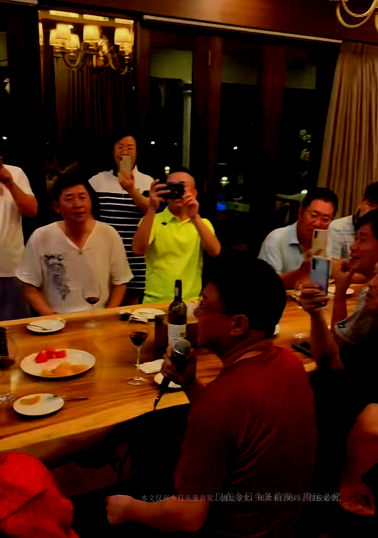 63-year-old Jiang Yuheng entertained guests in a luxury house, wearing more than 4,000 T-shirts ...