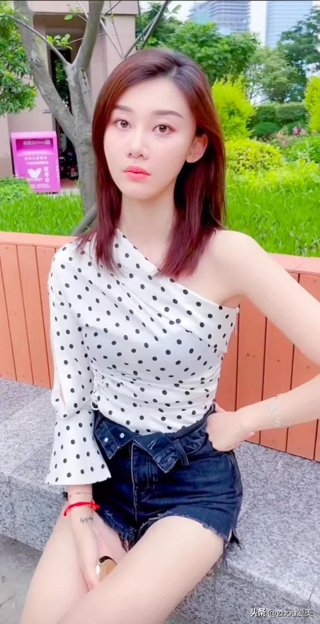 Zhang Ruier, the most beautiful Internet celebrity car model with a ...