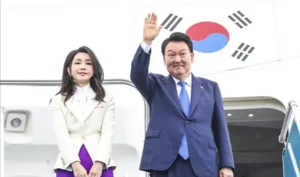 The first lady of South Korea is a real smart person! The dress is ...