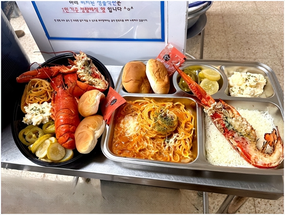 Ordinary soldier lobster pasta?South Korean soldiers posed for photos ...