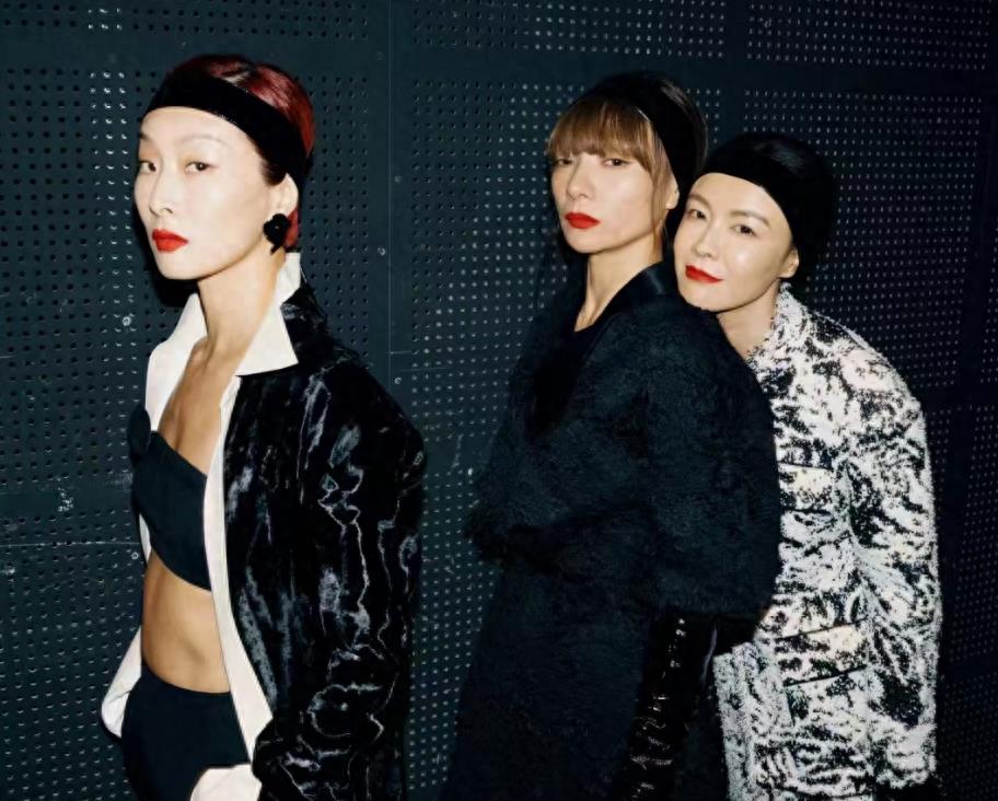 The beautiful supermodel Li Ai shows her unique charm without any ...