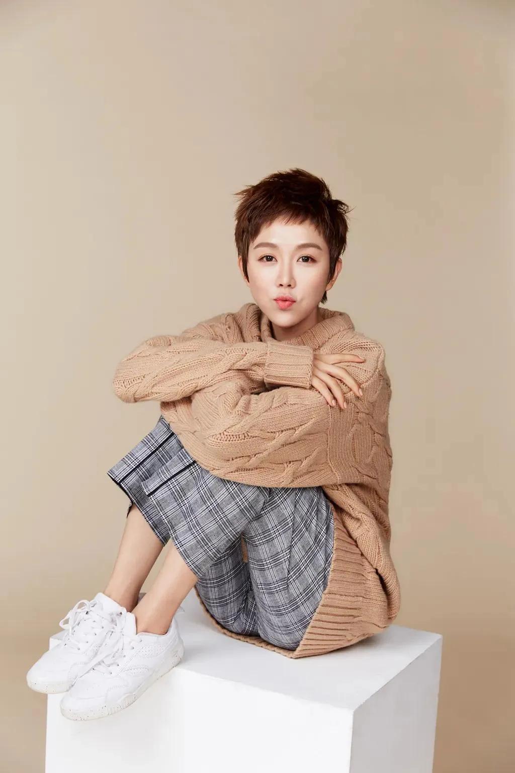 She is so beautiful, so charming, and tender as water!(Jiang Yan) - iNEWS