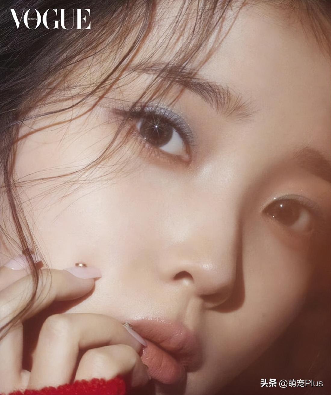 Korean singer IU Li Zhien's magazine photo has smart eyes and charming ...