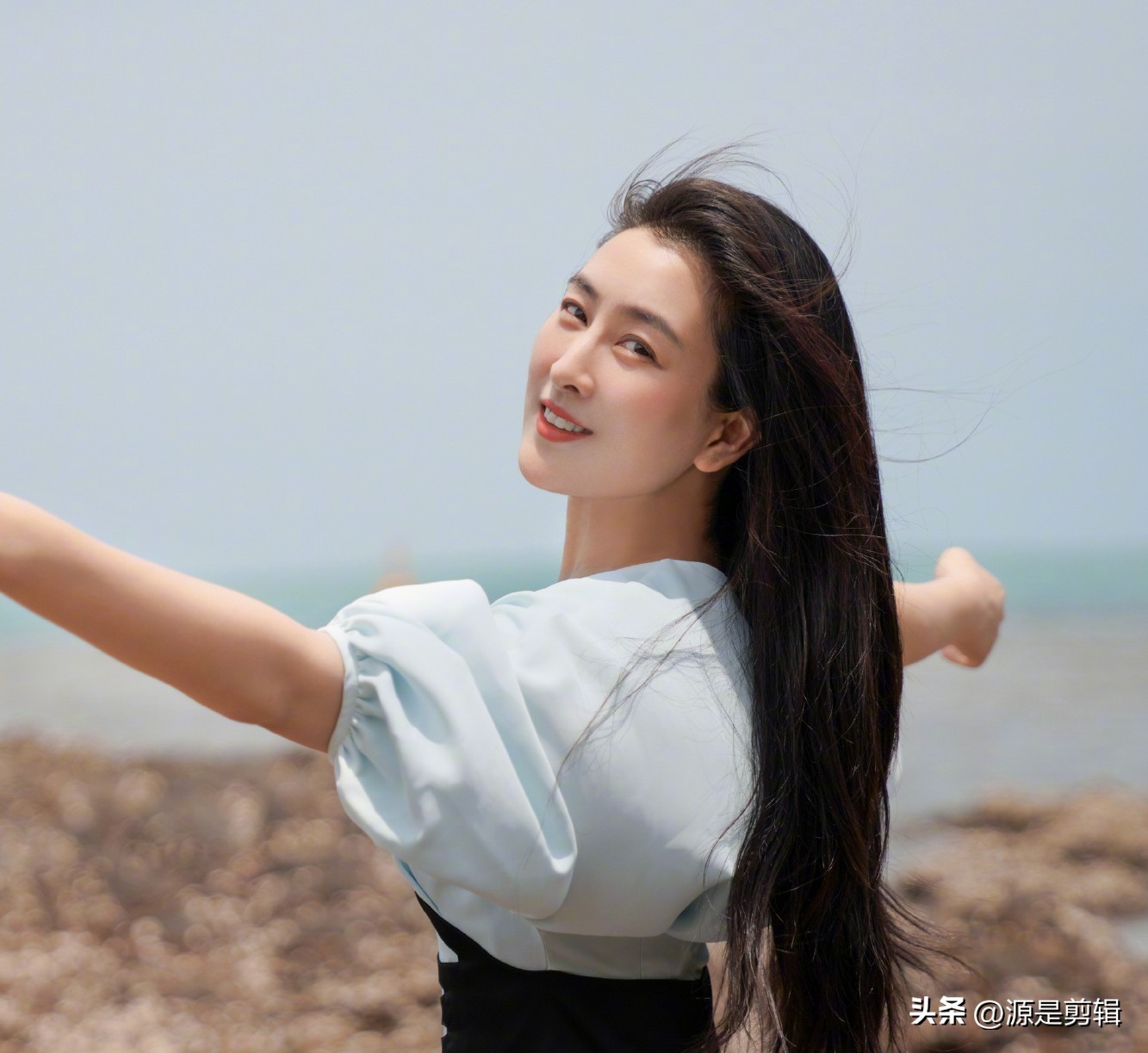 Ma Su in a long dress, long hair and elegant photos at the seaside ...