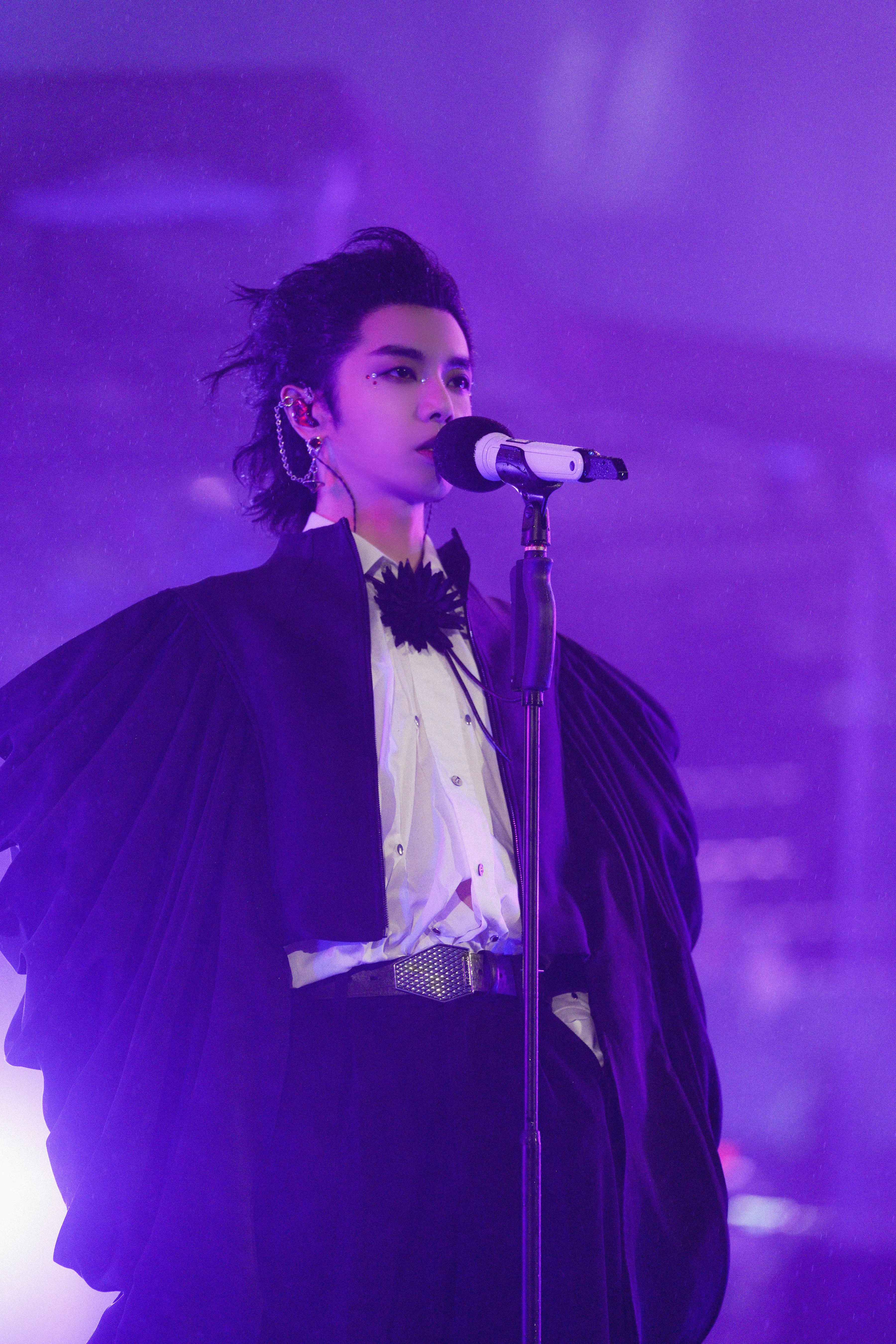 On the first day of Hua Chenyu's Changsha concert, he sang in the rain ...