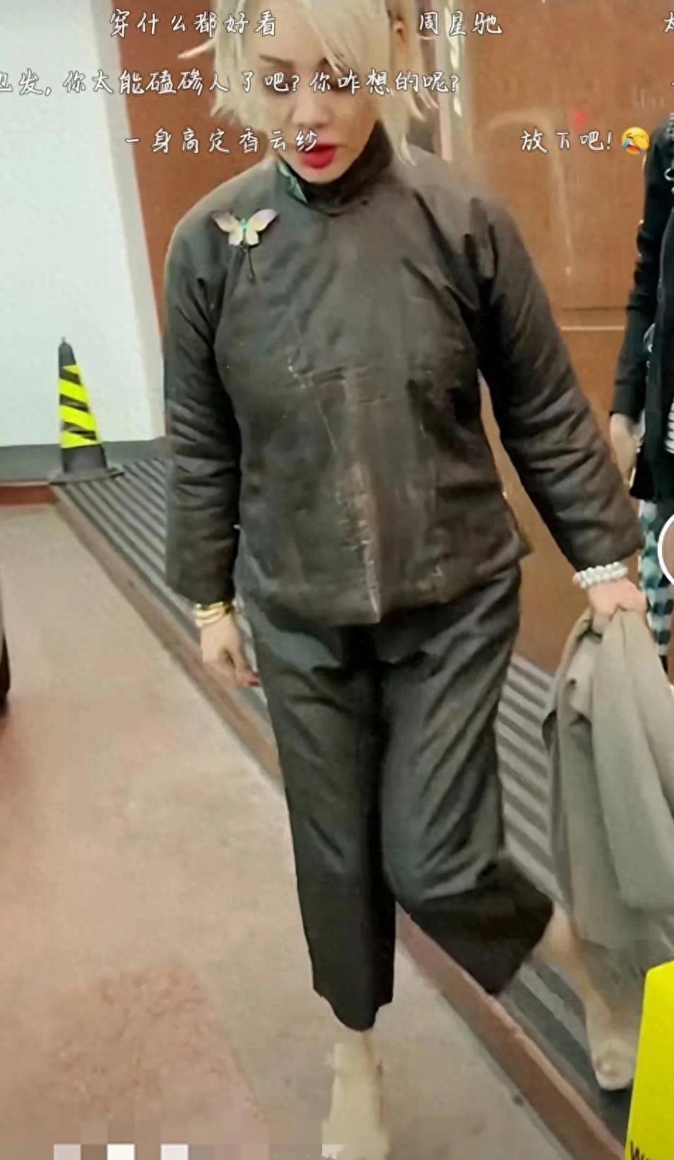 51-year-old Jing Jing's travel style is "big overturn". She wears a ...