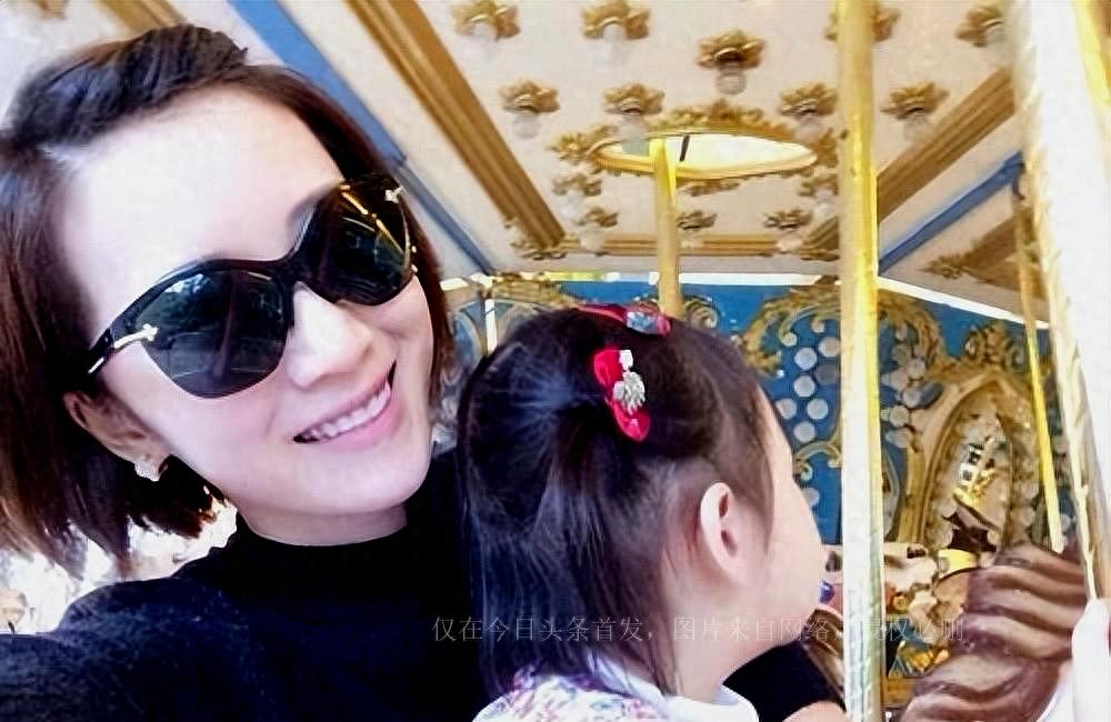 Li Nian takes a rare photo with her 51-year-old wealthy husband. After ...