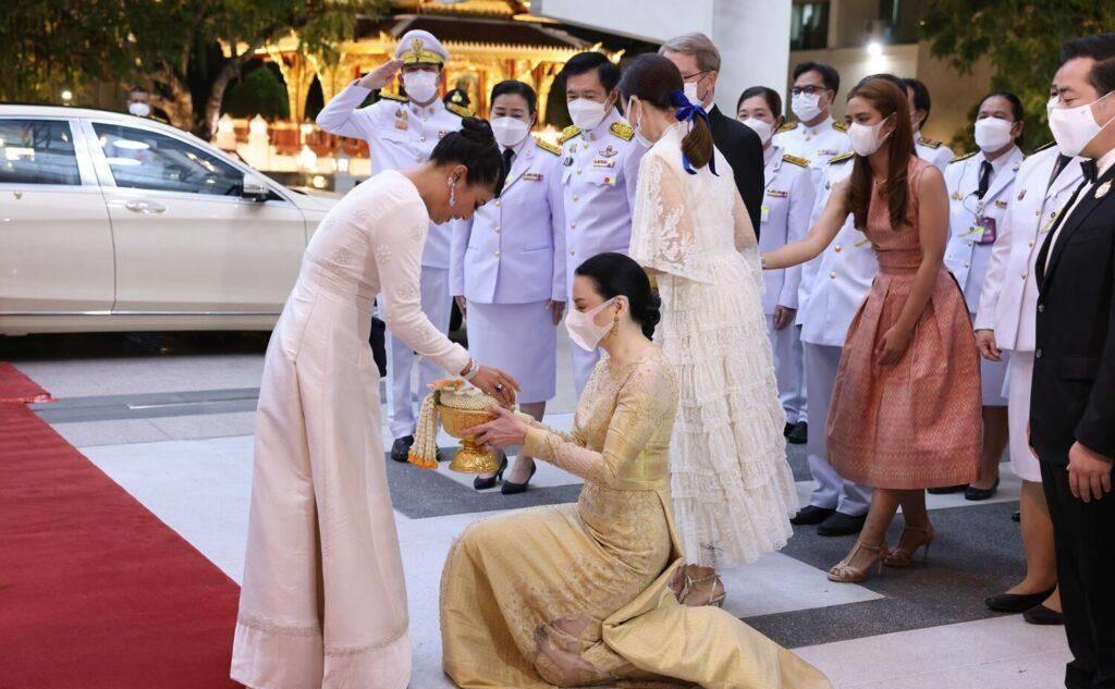 The original Thai mythical beast princess wore a white dress and ...