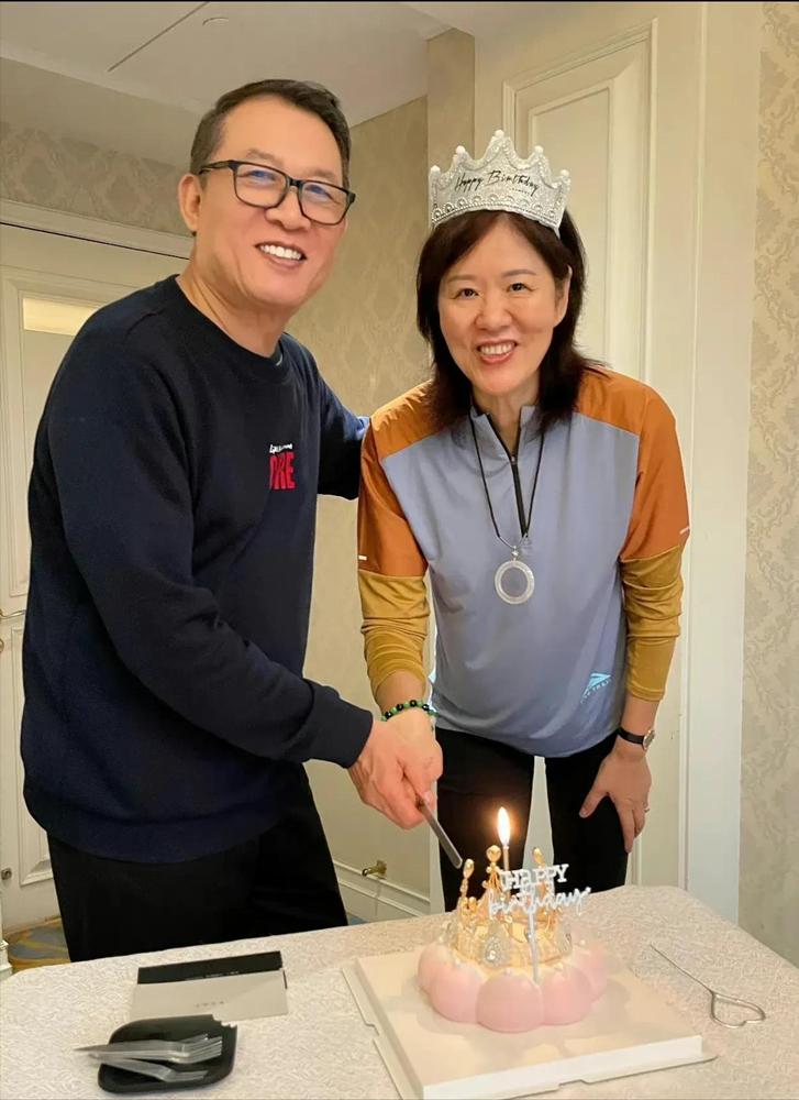 Lang Ping's family gathered in a mansion abroad! The second-married ...