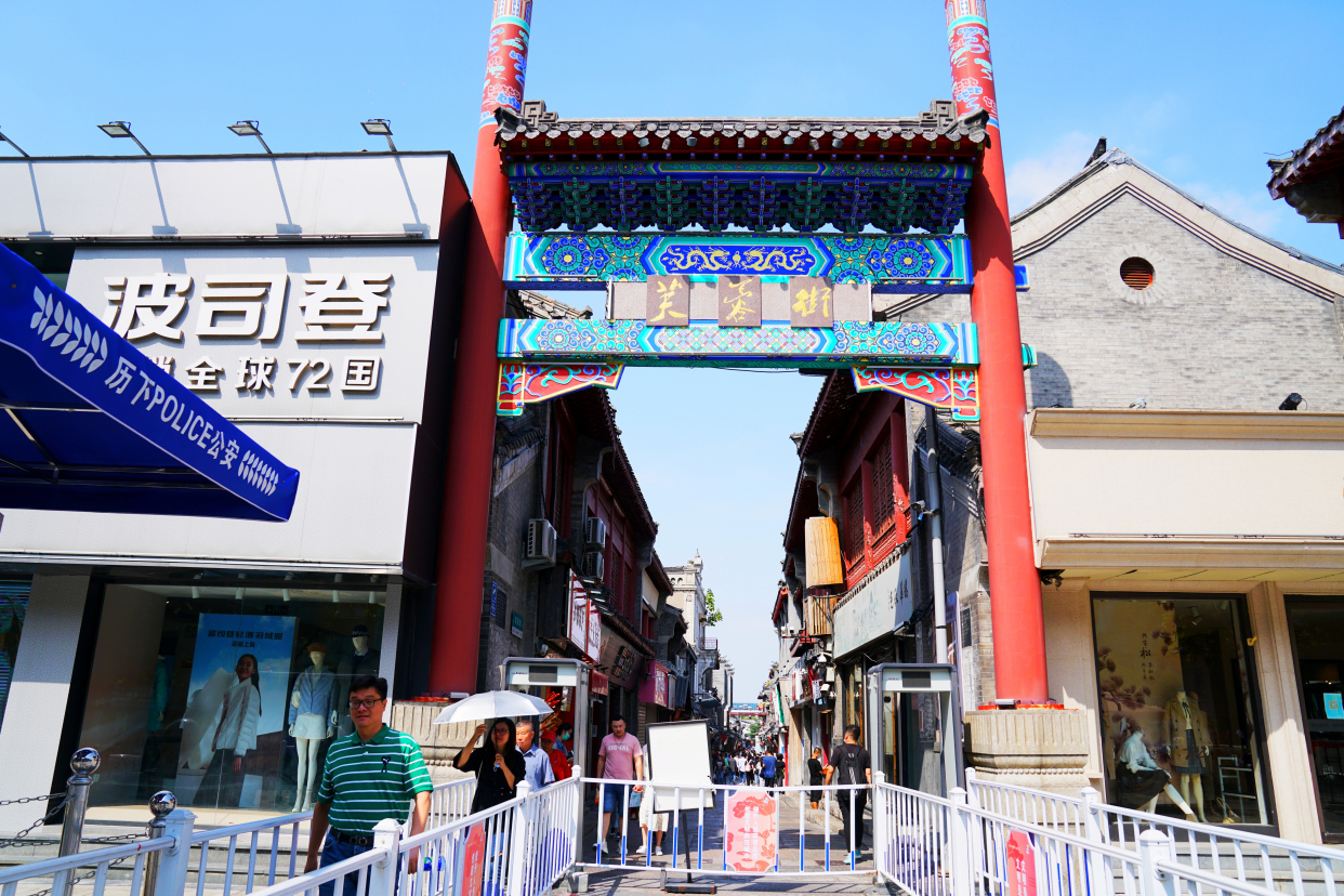 The fireworks in Jinan are hidden in an old street of more than 400 ...