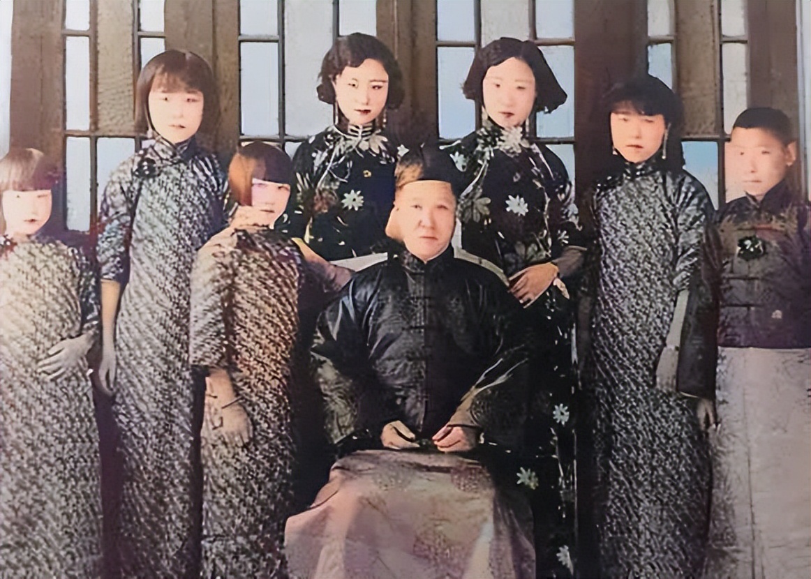 In 1956, Jin Ruixiu went to Fushun to visit Puyi, Runqi and others ...