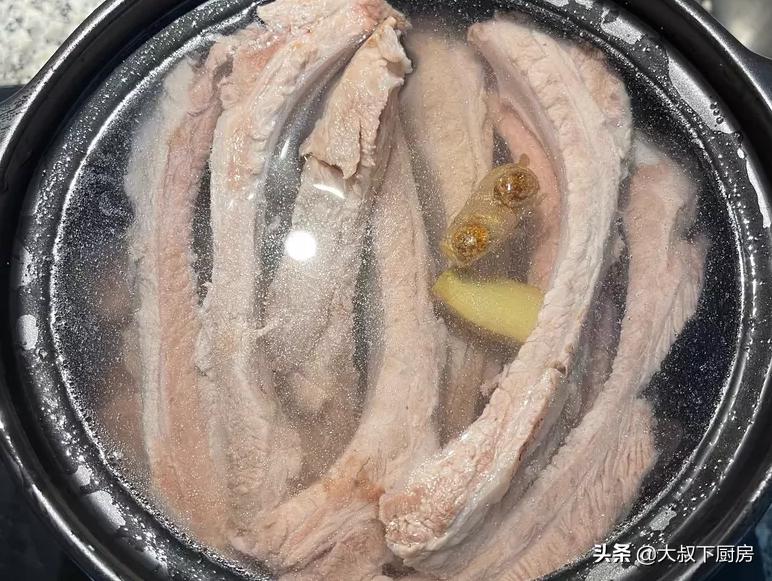 You can eat it at home too!Uncle teaches you volcanic ribs, the sauce ...