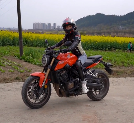 Yan Su, the little cook who wears a JK skirt and cooks, starts to show ...