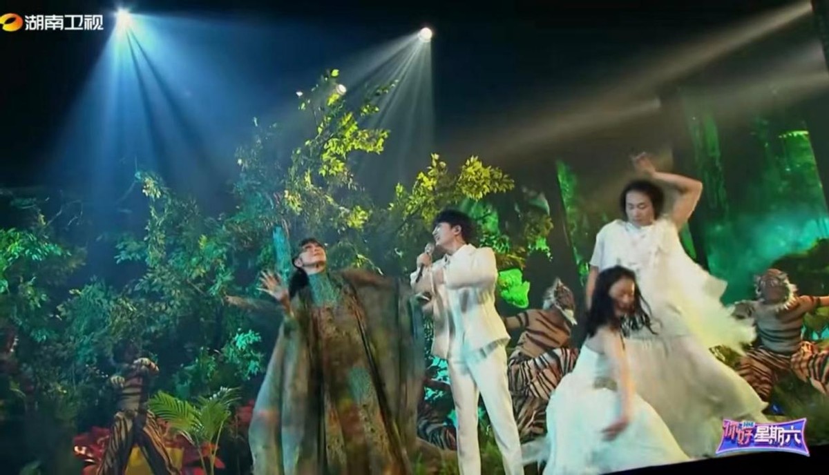 Watching Zhou Shen and Yang Liping perform "Harmony with Light" on the same stage, it's like ...