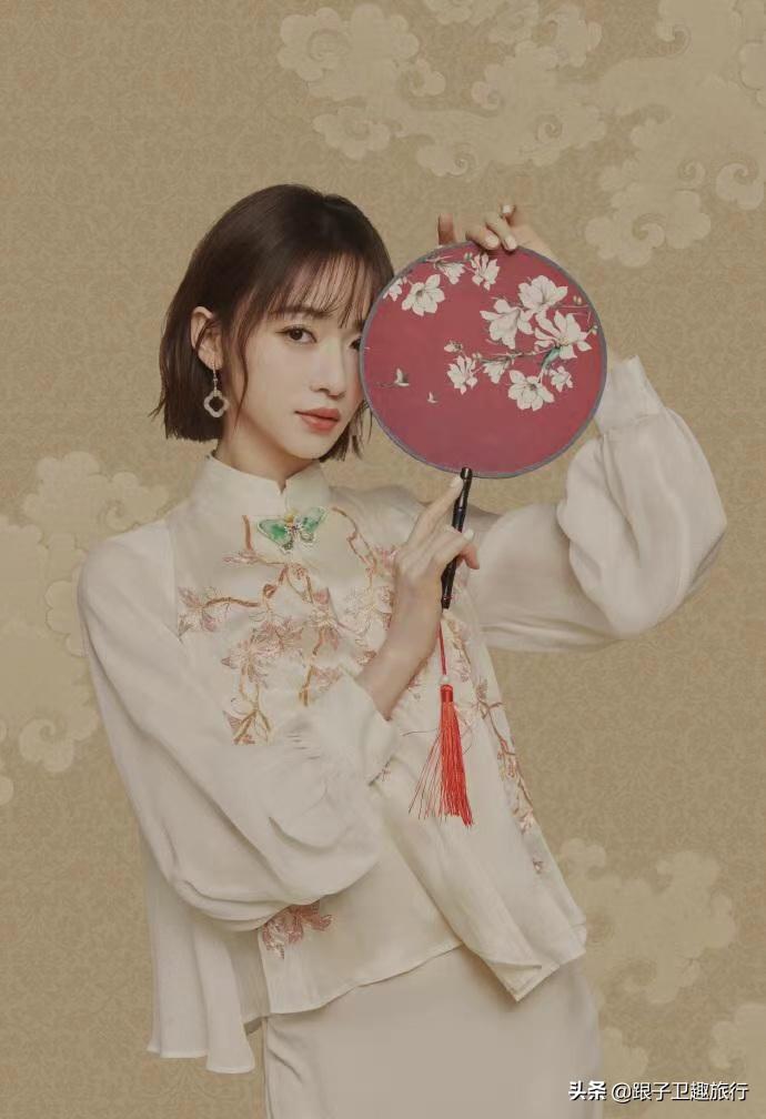 Under the CCTV camera, Wu Jinyan, wearing a pink and white cheongsam ...