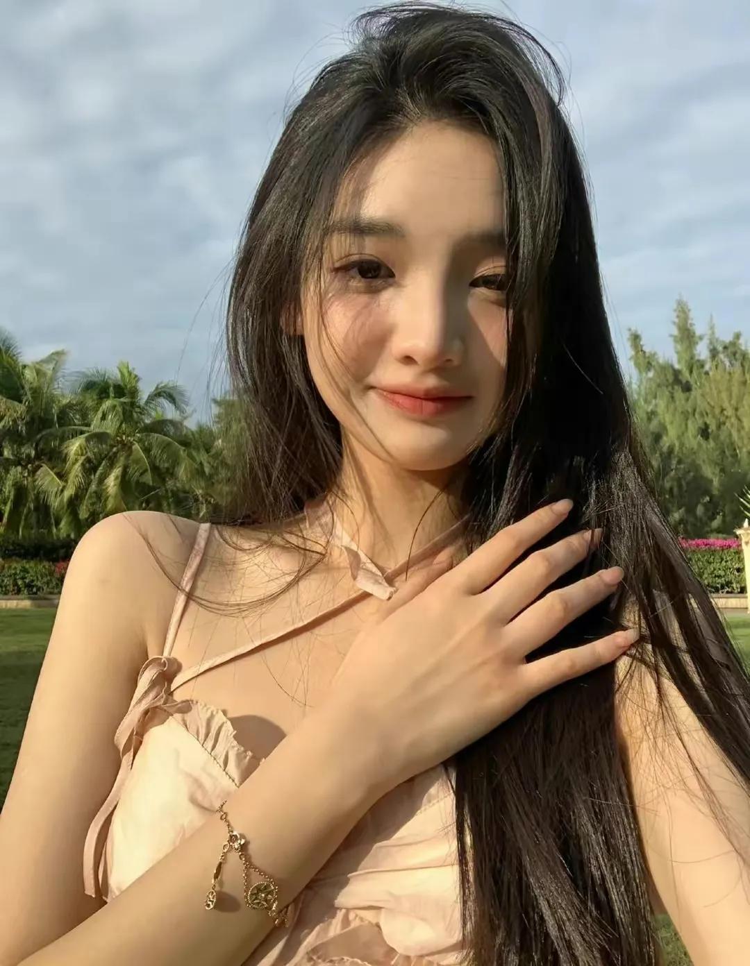 Wang Sicong brings his girlfriend who is 15 years younger than the Internet celebrity, eats ...