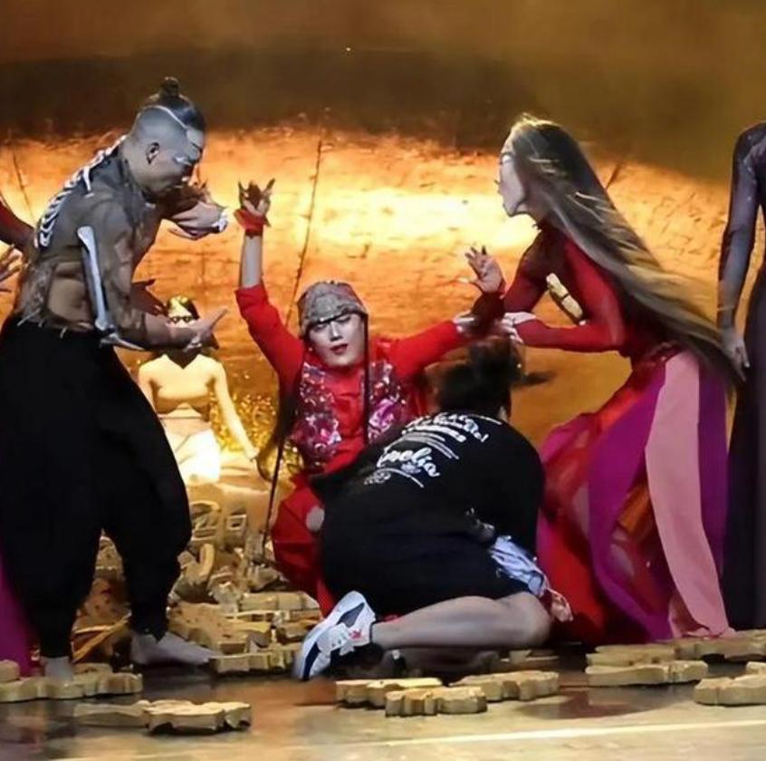 63-year-old Yang Liping was accidentally knocked to the ground by a ...