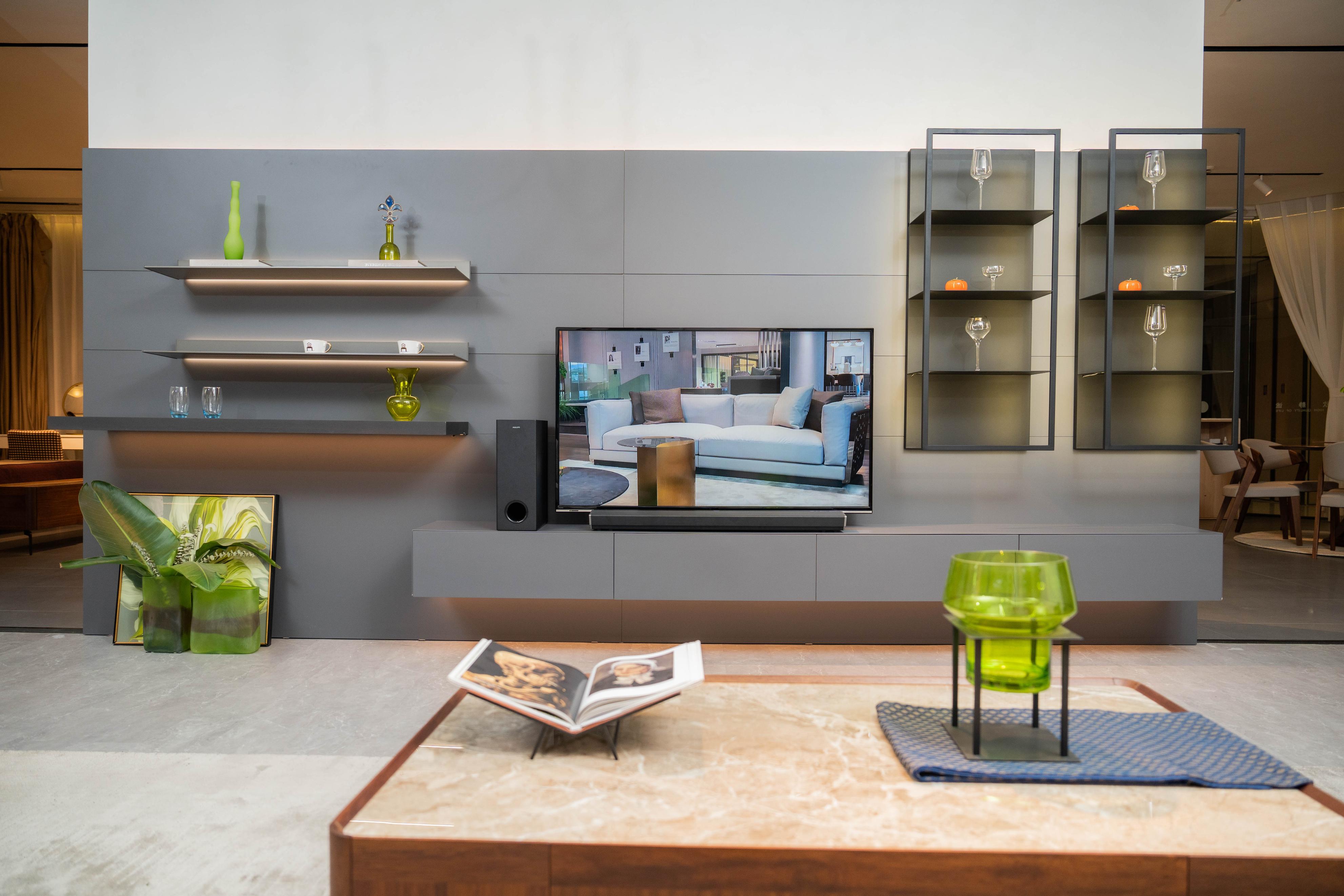 It turns out that setting up a panoramic sound theater is so simple ...