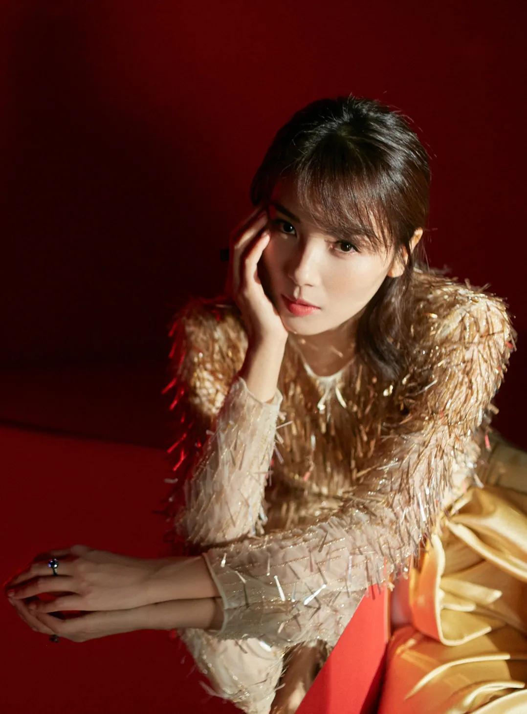 Golden elegant queen dress - Liu Tao - iNEWS