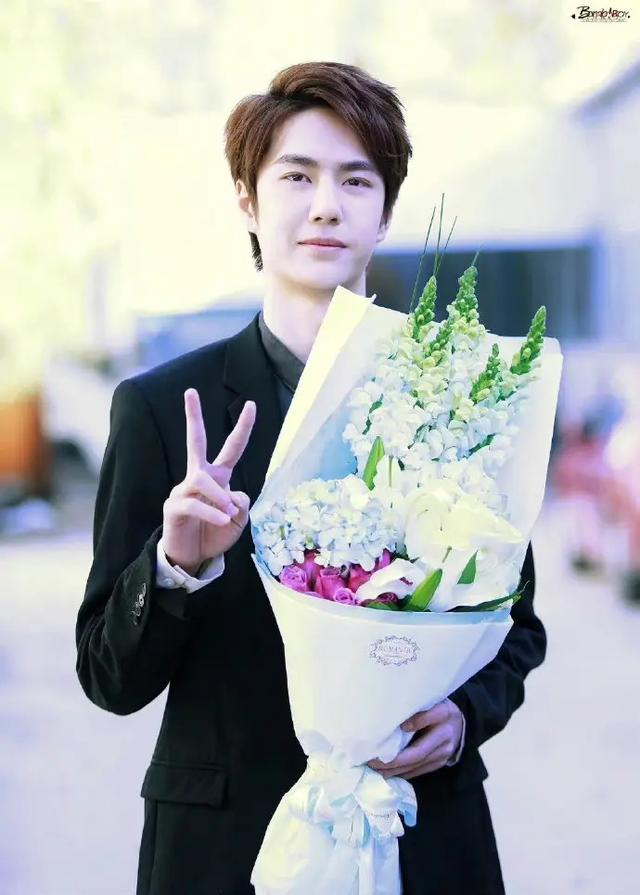 Wang Yibo took a group photo with the little loli in "Warm", warm and ...