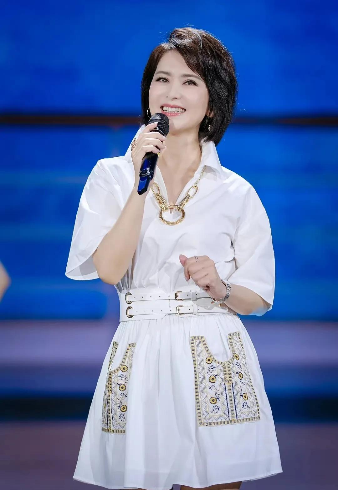 Singer Gan Ping: Married to football player Li Bing, how is she at 51 ...
