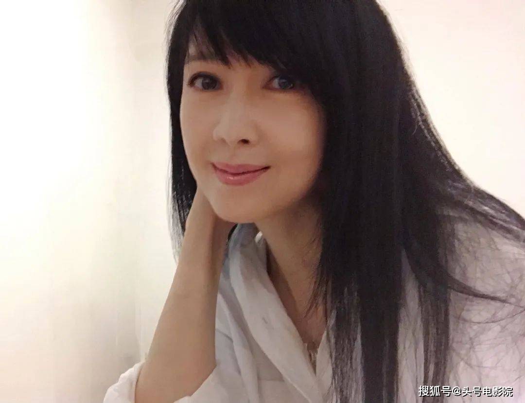 "Entertainment goddess Vivian Chow replied to fans in the middle of the ...