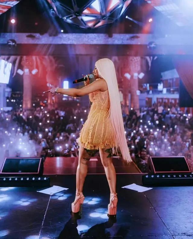 No bottom line! American actress Cardi B performed without underwear ...